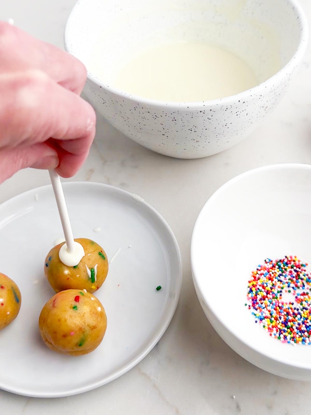 Funfetti Cake Pops (No Bake) - Midwestern Holidays