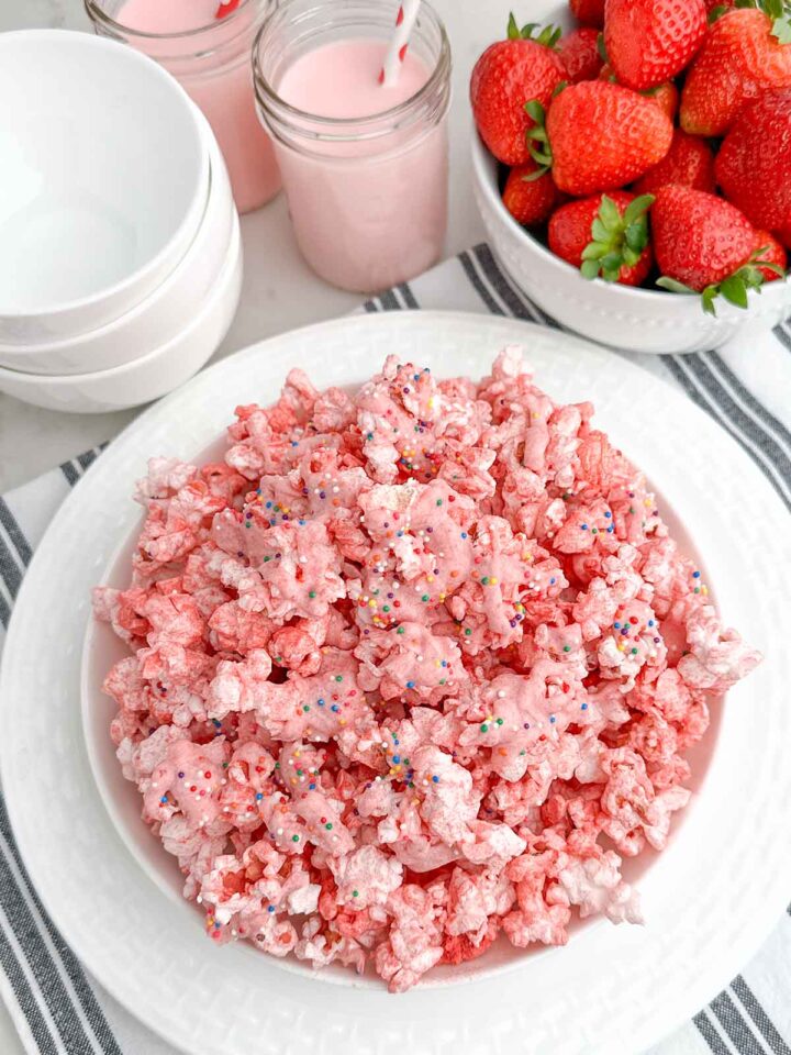Strawberry Popcorn - Midwestern Holidays