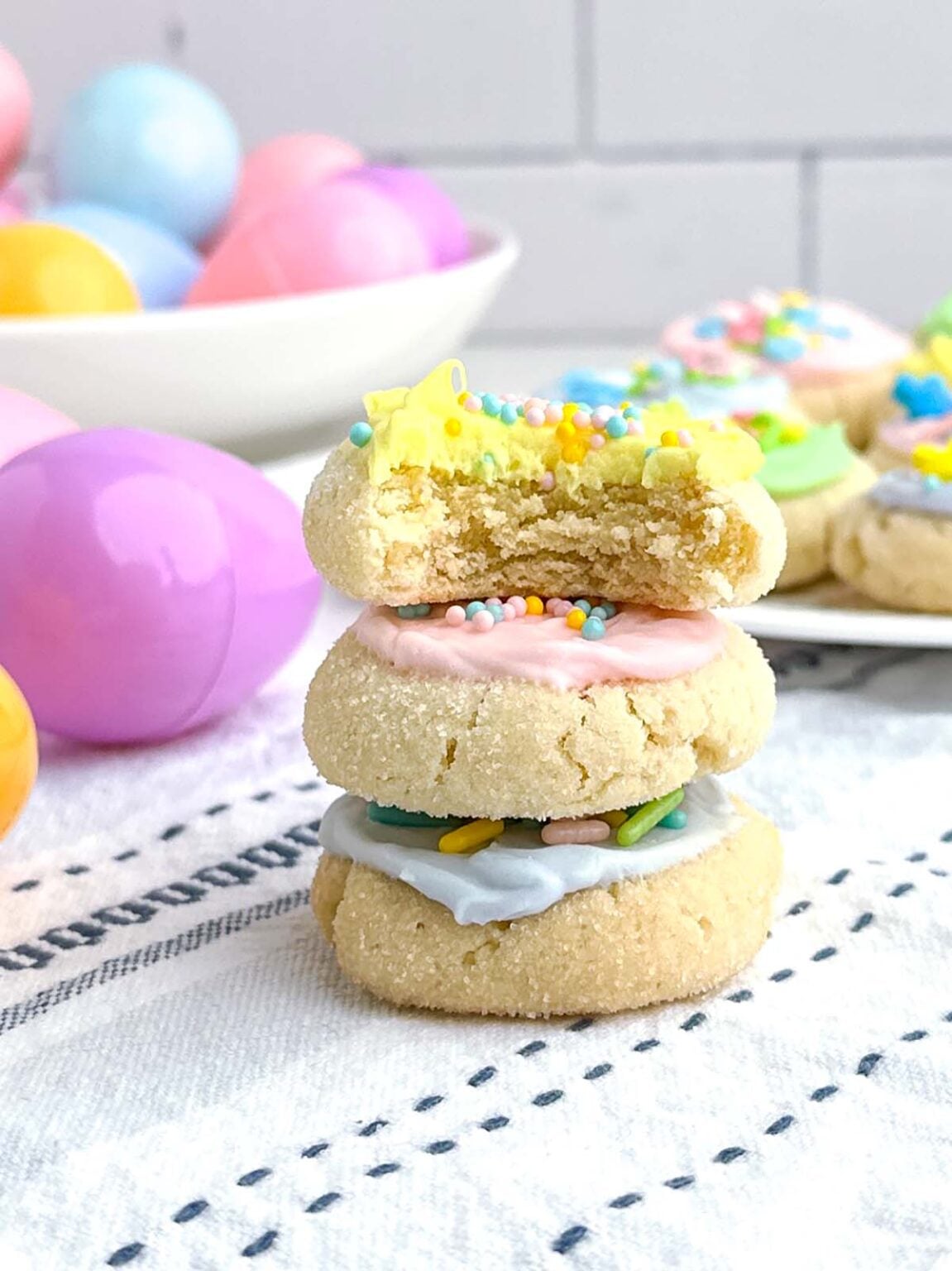 Easy Decorated Easter Sugar Cookies - Midwestern Holidays