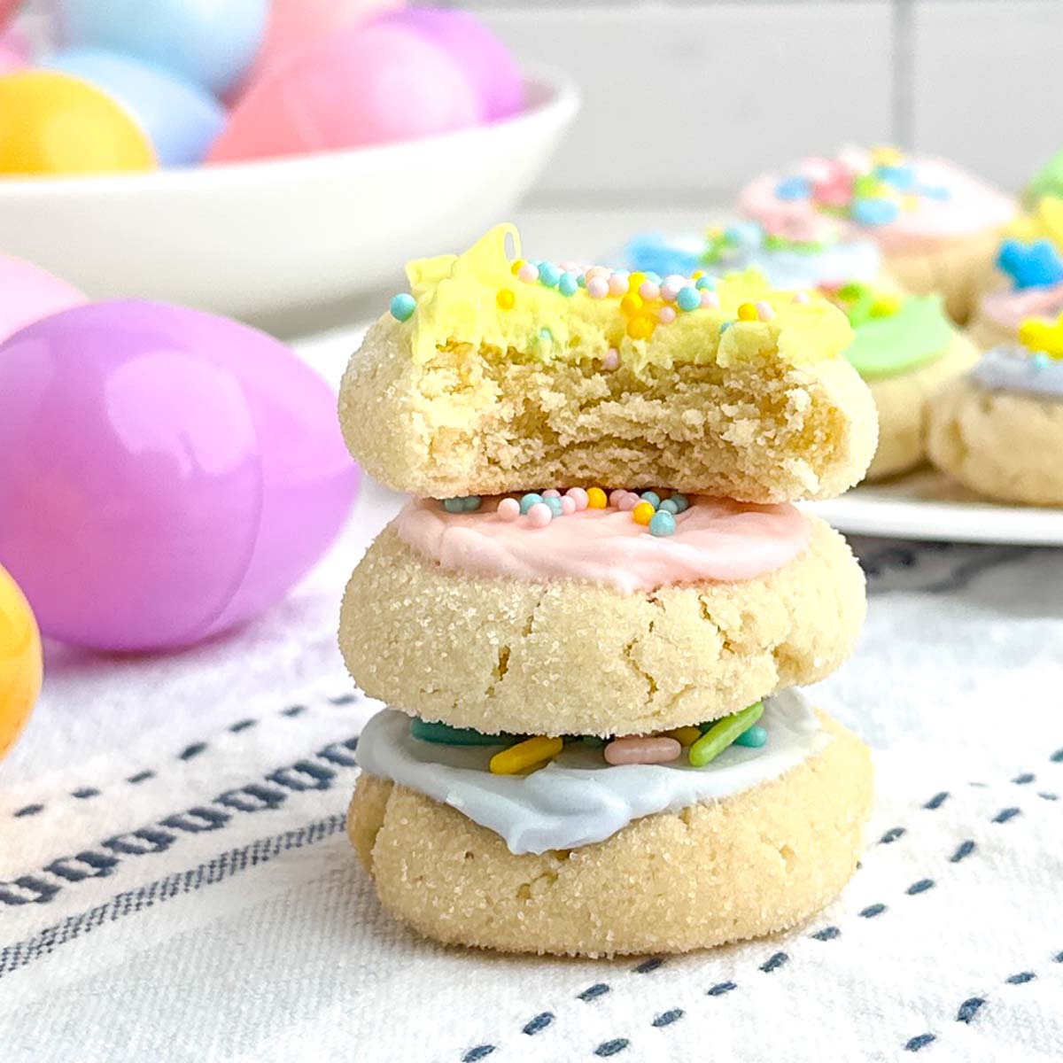 Easy Decorated Easter Sugar Cookies - Midwestern Holidays